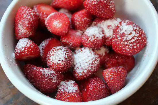 Strawberry hamwe nisukari yifu