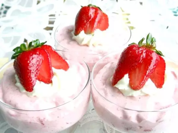 Strawberry na cream iliyopigwa