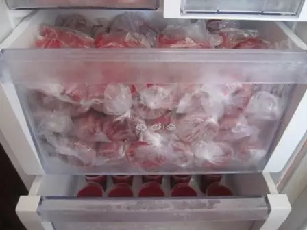 Заморожена полуниця в морозильній камері