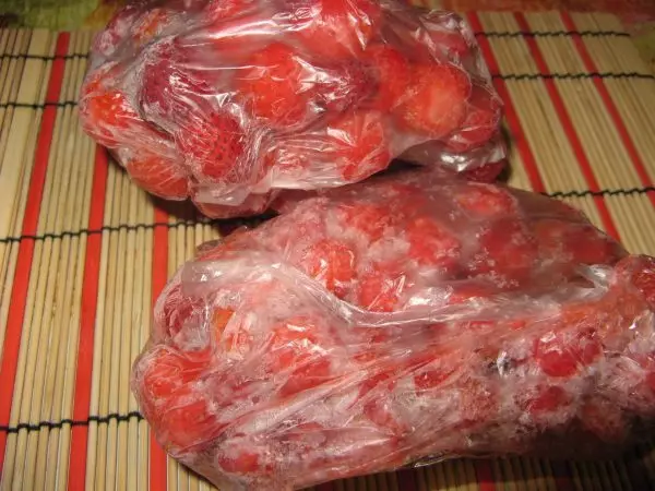Gefrorene Erdbeeren in Paketen