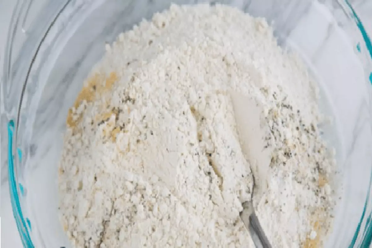 Mješavina brašna, soli, začina i češnjaka u prahu