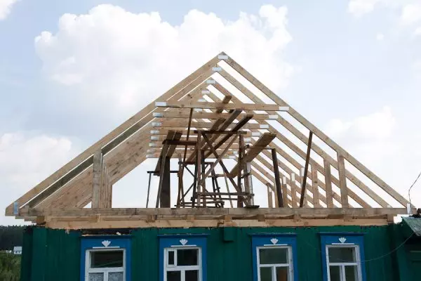 Sostituzione del tetto della casa in legno