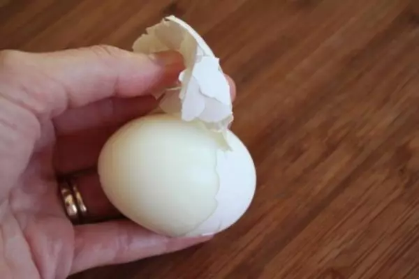 Pembersihan telur rebus.