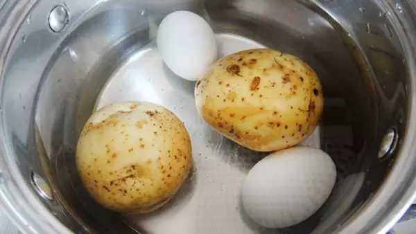 Bir tencereyi yumurta və kartof