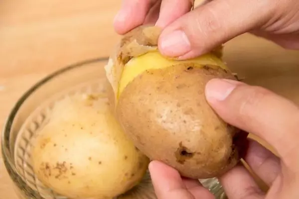Čišćenje kuhanog krumpira