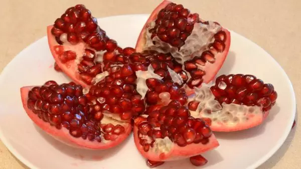 Pomegranate శుభ్రపరచడం కోసం సిద్ధం