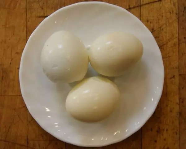 Gezuiverde gekookte eieren op schotel