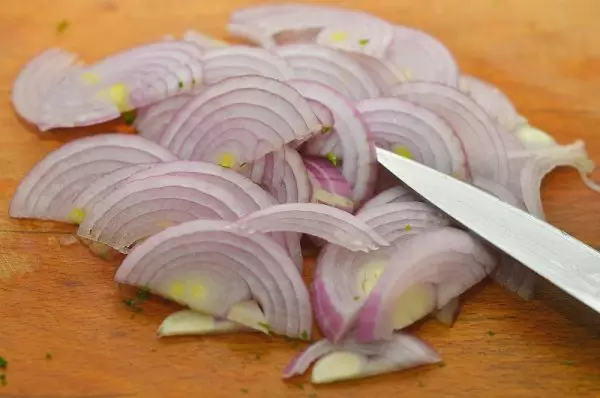 Red onion voasarona amin'ny antsasaky ny peratra