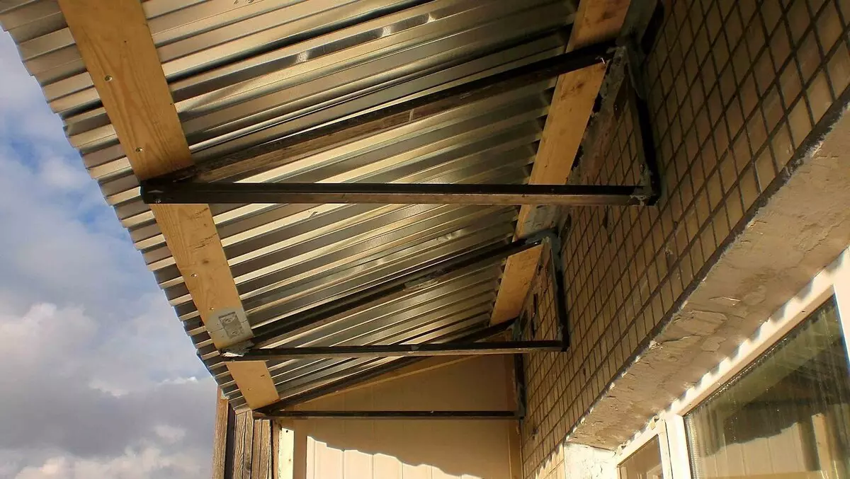Hoe maak je een dak op het balkon, inclusief de eigenaardigheden van zijn apparaat, evenals hoe het dak kan repareren