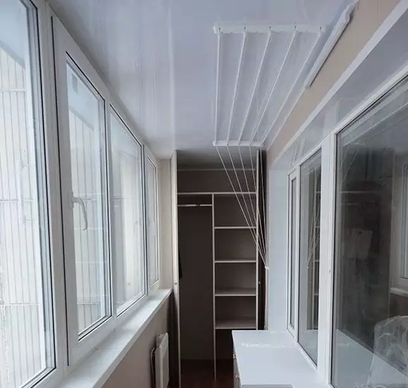 Hiasan siling dalaman di balkoni