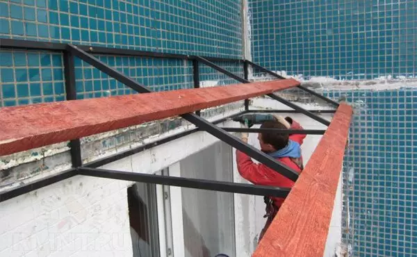 Instalarea cadrului de acoperiș pentru balcon