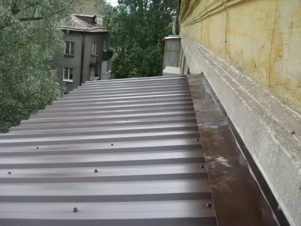 Blêden fan profesjonele ferdjipping op it dak fan 'e balkon