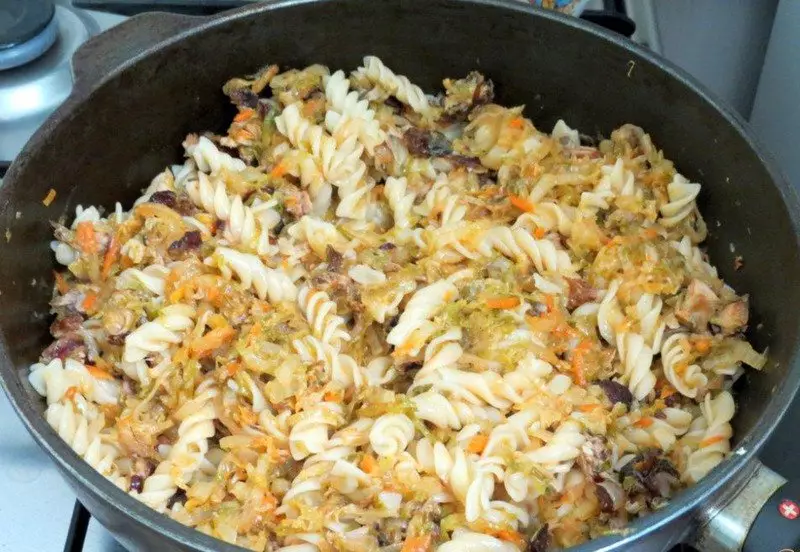 Makarona sa Divnomorski - isang recipe para sa isang masarap na ulam