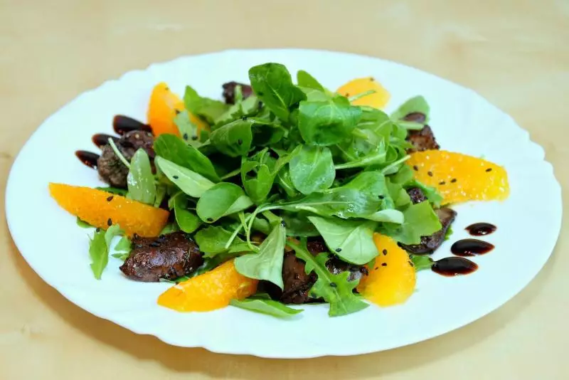 チキン肝臓と暖かいサラダ：きのこや他の食材、写真、ビデオのおいしいレシピ