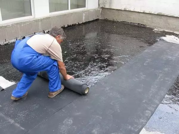 Proces polaganja gumičara na betonskom krovu