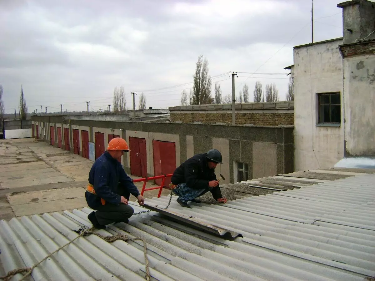 Riparimin e një çati të propozuar, duke përfshirë eliminimin e defekteve të mëdha, si dhe si të zëvendësojë veshjen