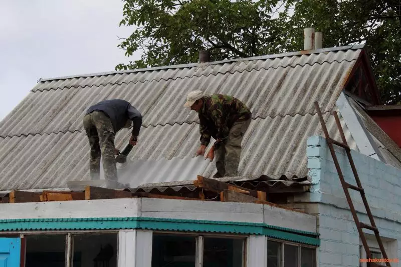 Riparimi i çatisë së një shtëpie private, duke përfshirë edhe duart tuaja, si dhe si të llogarisin koston e punës