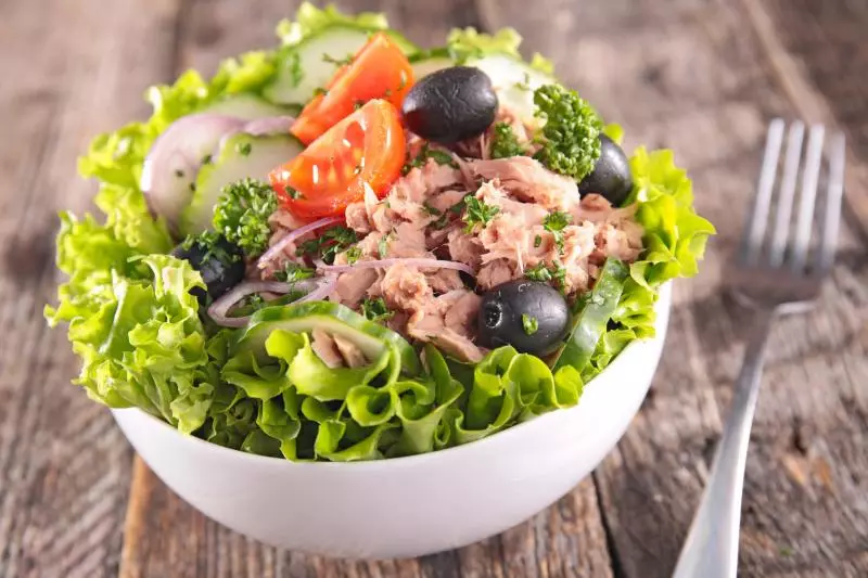 Salade avec thon en conserve: recette classique avec photos et vidéos