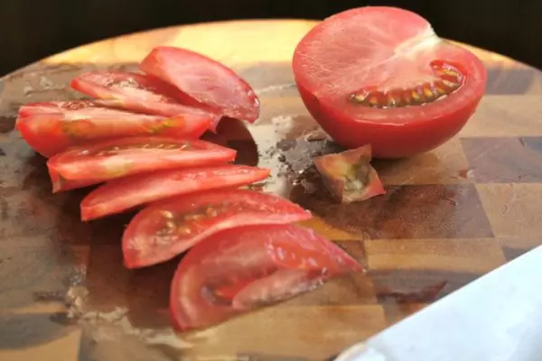 Dilimlenmiş pomidor tilimlari
