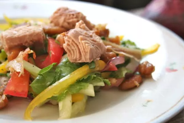 Salade yimboga hamwe nibishyimbo hamwe na tuna