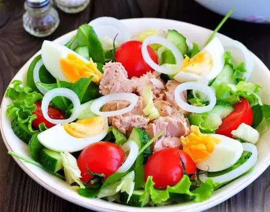 Salade hamwe na tuna, imboga, amagi yatetse nicyatsi ku isahani