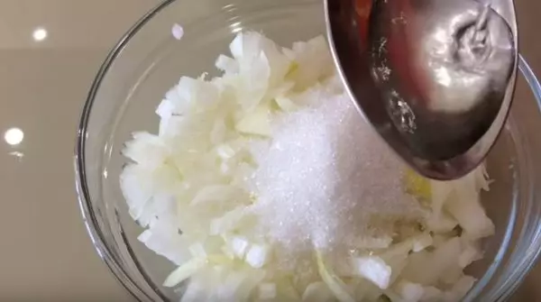Нарязани лук, захар и течност в една супена лъжица