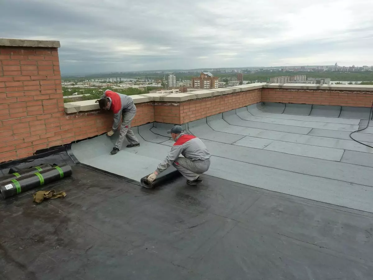 Oprava plochej strechy, vrátane opisu svojich hlavných etáp, ako aj materiálov a nástrojov pre prácu