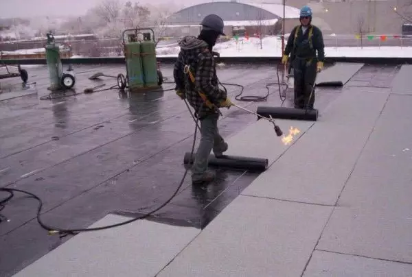 Réparation d'urgence du toit plat en hiver