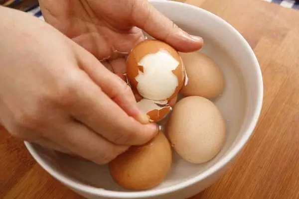تمیز کردن تخم مرغ