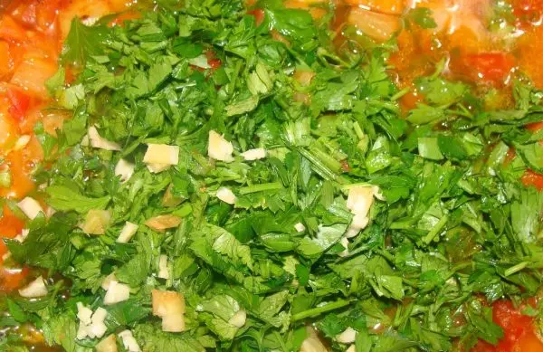 Grüns in einem Topf mit Gemüse-Snack