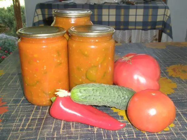 Gläser mit Gurken in Tomatensauce