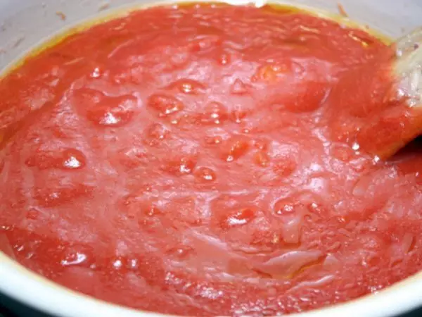 Chicos de pasta de tomate en una cacerola