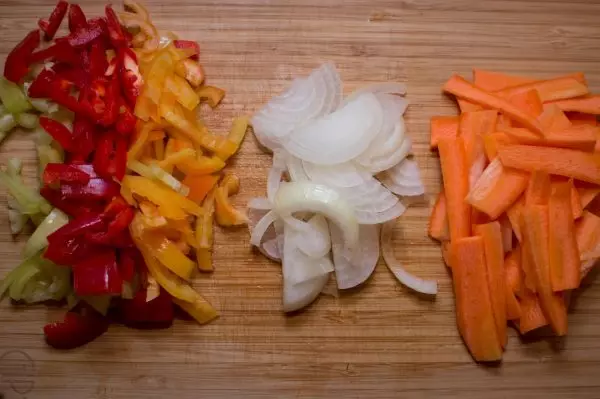 Zwiebeln, Karotten und Paprika geschnitten