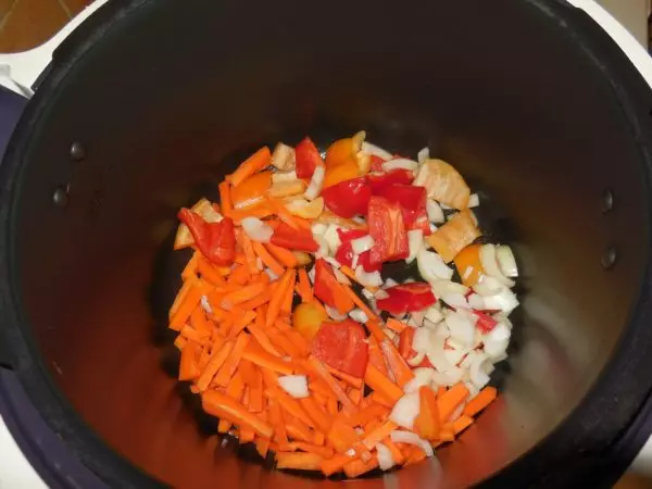 Sayur-sayuran dalam mangkuk multioker
