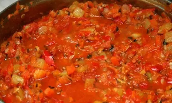 Kúrbít, pipar og laukur stew í tómatmauk