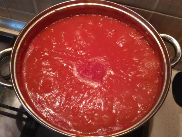 Pasta tomat dimasak