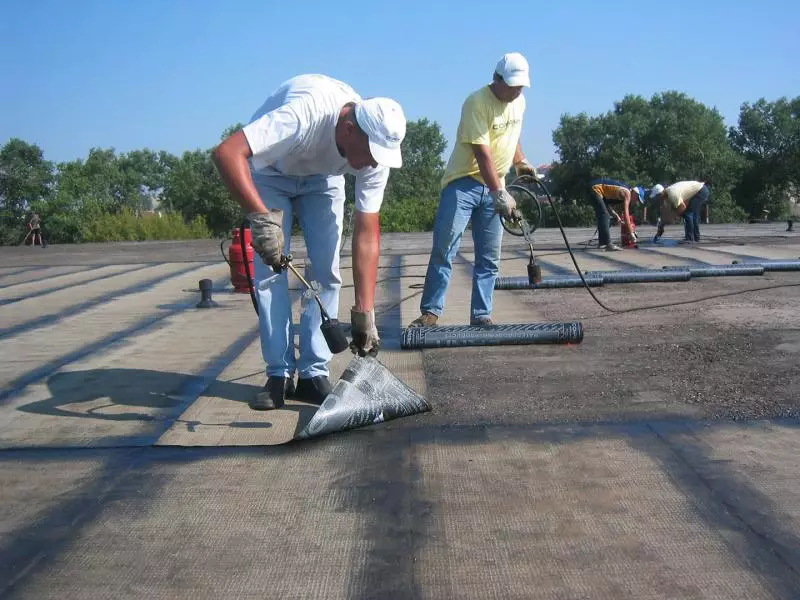 Reparación de un techo laminado, incluida la descripción de sus principales etapas, así como el material y la herramienta para el trabajo.