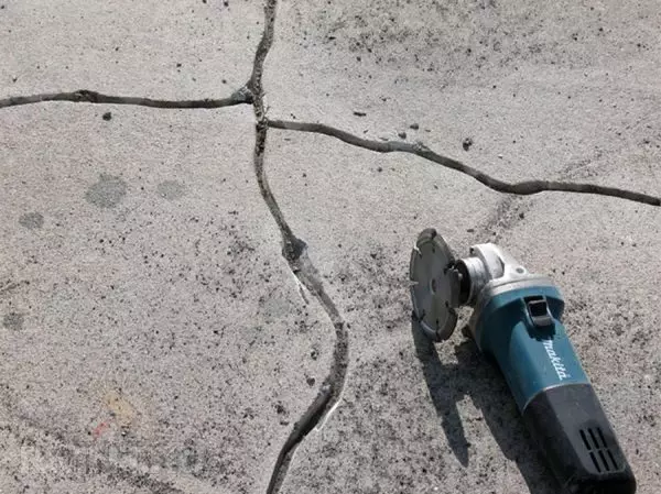 Ngalereskeun retakan dina coil slab beton