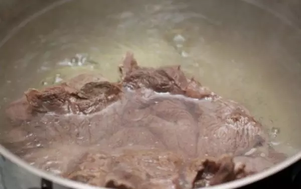 Scheibe Rindfleisch in einem Topf in einer kochenden Flüssigkeit