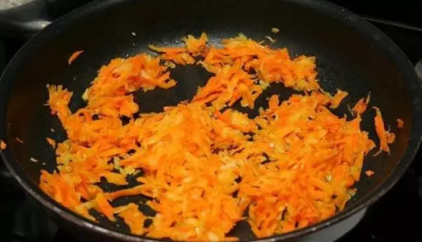 Geröstete geriebene Karotten in einer Pfanne