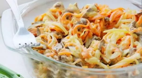 Salad thịt luộc, cà rốt. Hành tây phản xạ và dưa chuột mặn trong hộp thủy tinh