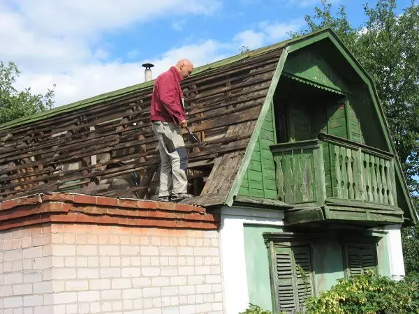 Revisión del techo de una casa privada.