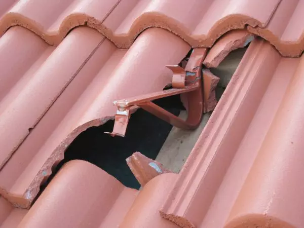 Dommages causés sur le toit en céramique
