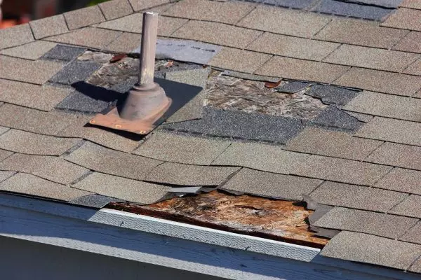 Schaden auf einem weichen gefliesten Dach