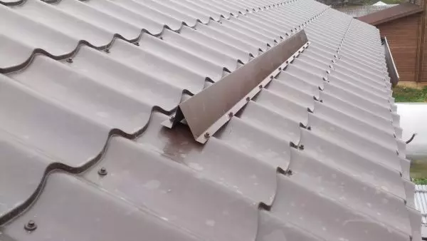 在屋頂螺絲的固定金屬瓦片