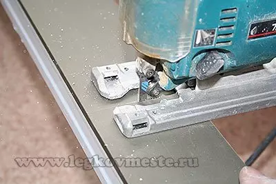 Guida metallica da taglio per un armadio