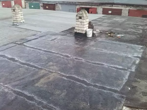 Čištění betonové střechy garáže