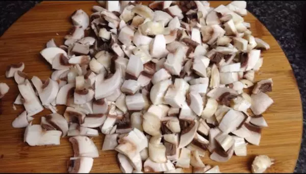 얇게 썬된 champignons 큐브