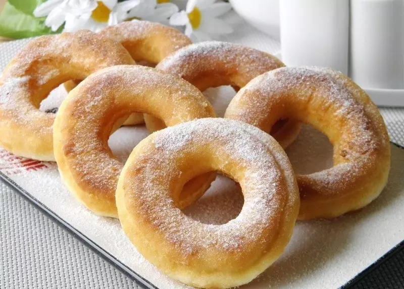Donuts ao Kefir ao anatin'ny 15 minitra - ny fomba tsara indrindra