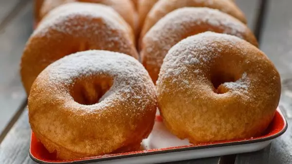 ກຽມພ້ອມ Donuts ໃນ Kefir